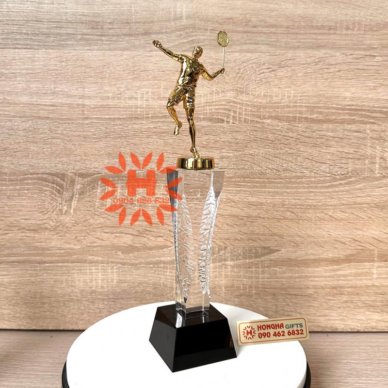 Cúp phale gắn vợt thủ cầu lông kim loại, thân tứ giác sần, Cao 330 mm