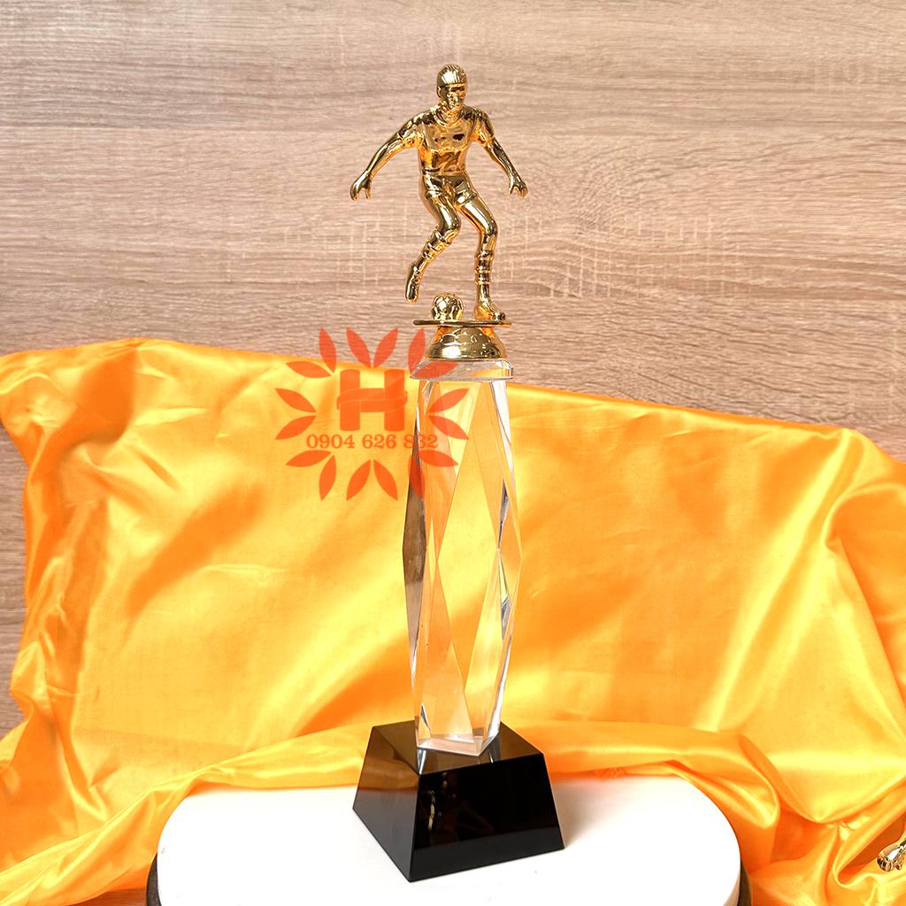 Cúp phale cầu thủ bóng đá kim loại, thân tứ giác vát H = 305 mm